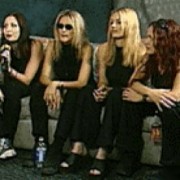 Barefoot girl drummers (like Meytal Cohen, Martina Axén, Meg White ...